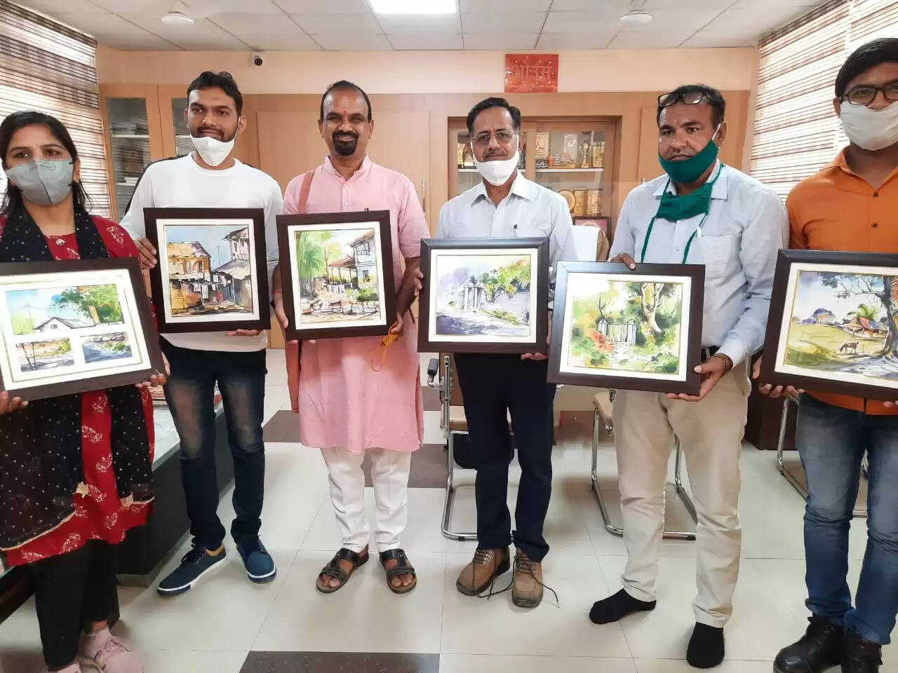 Artist Deepak Kaushik ने की दान 11 पेंटिंग